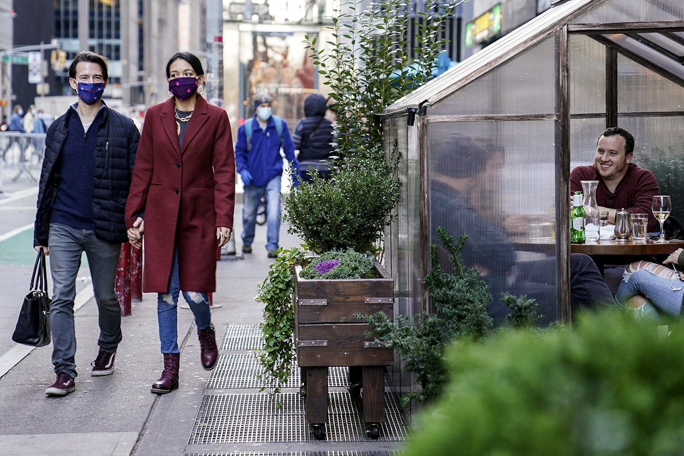 Wearing masks is on the rise across the US but social distancing ...